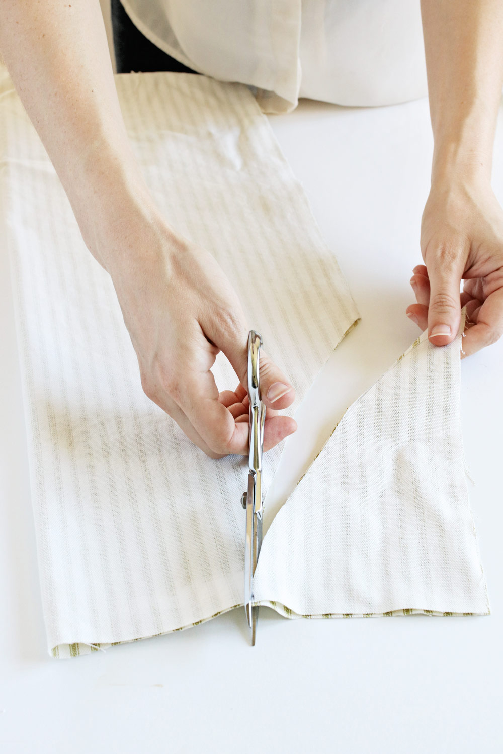 How To Sew An Apron (Video Tutorial) | Hello Nest