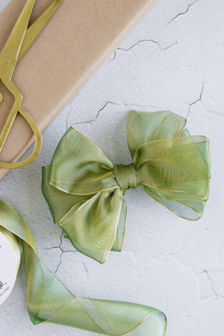 5 Ways to Tie a Bow for the Prettiest Gifts Ever | Hello Nest